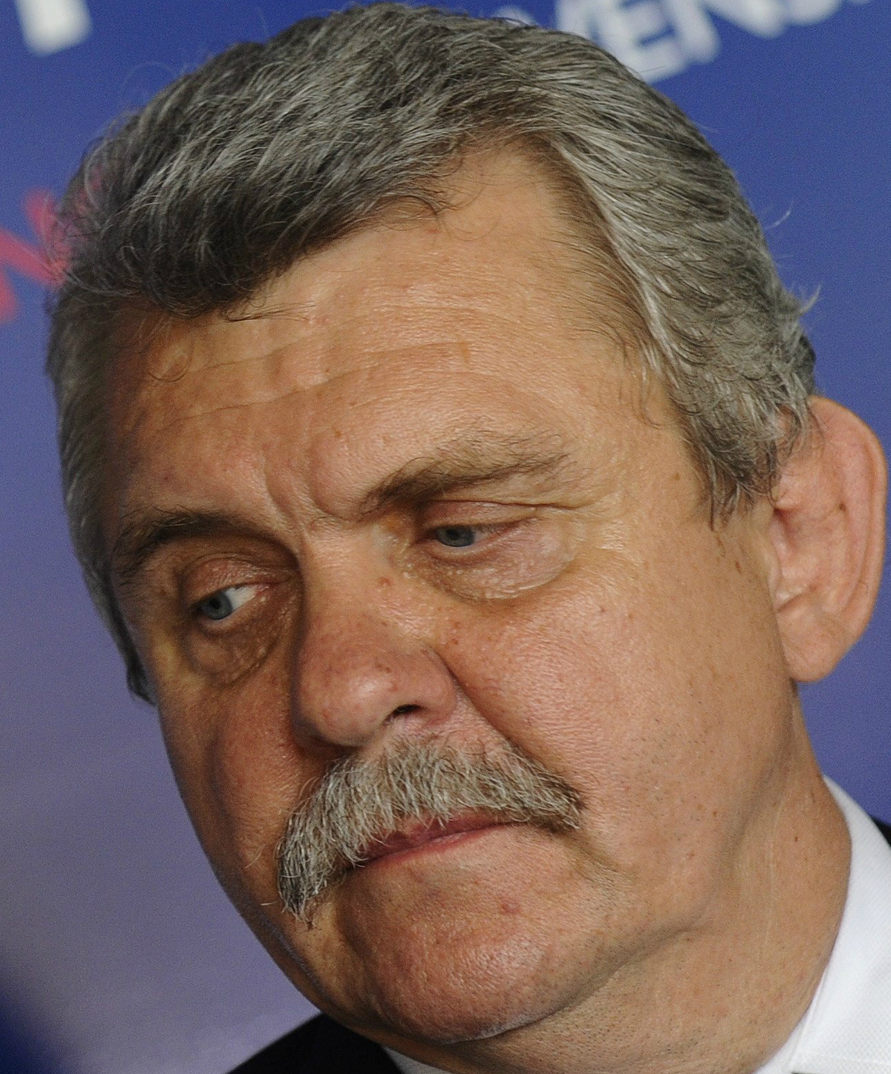 Kto sú jedenásti poslanci Borisa Kollára? Tu sú ich profily — Denník N