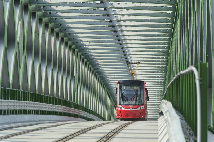 Bratislavská električka už jazdí cez Starý most, do Petržalky sa ...