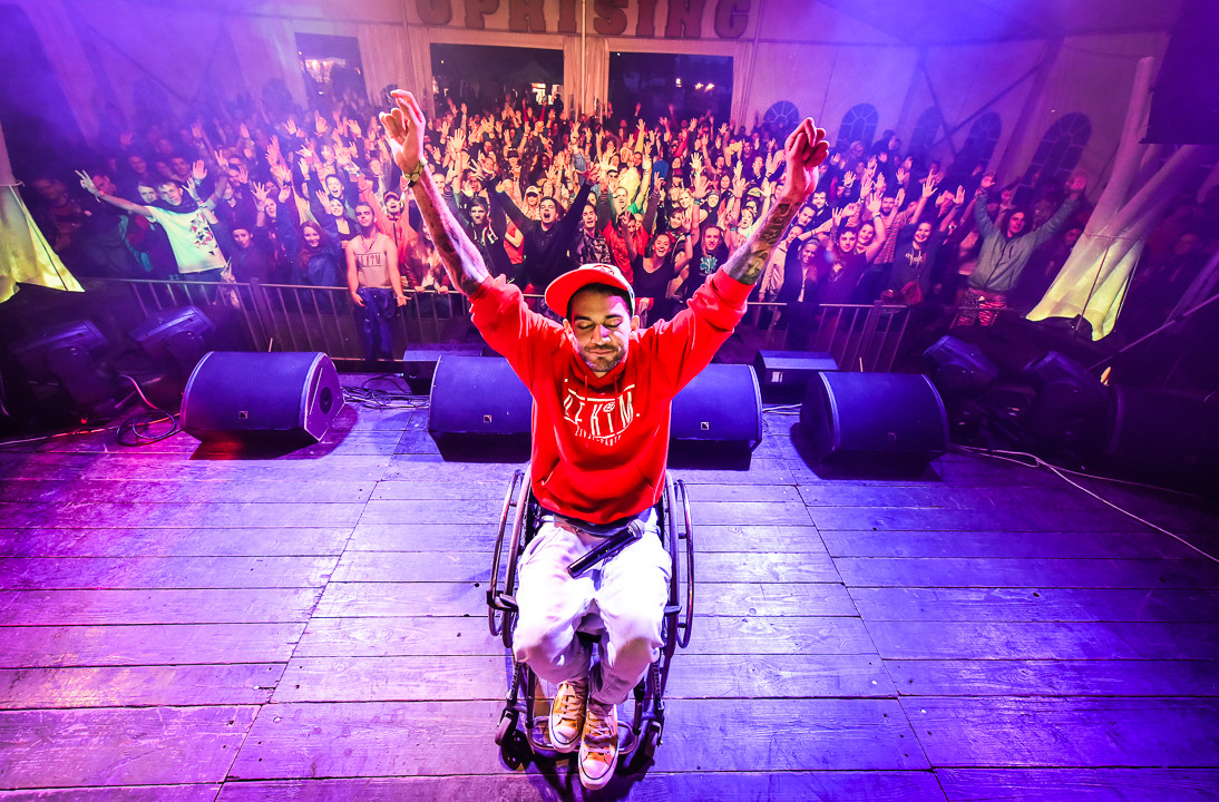 Raper a stand-up komik Bekim Aziri: Na ruke mám vytetované „Nezabudni ...