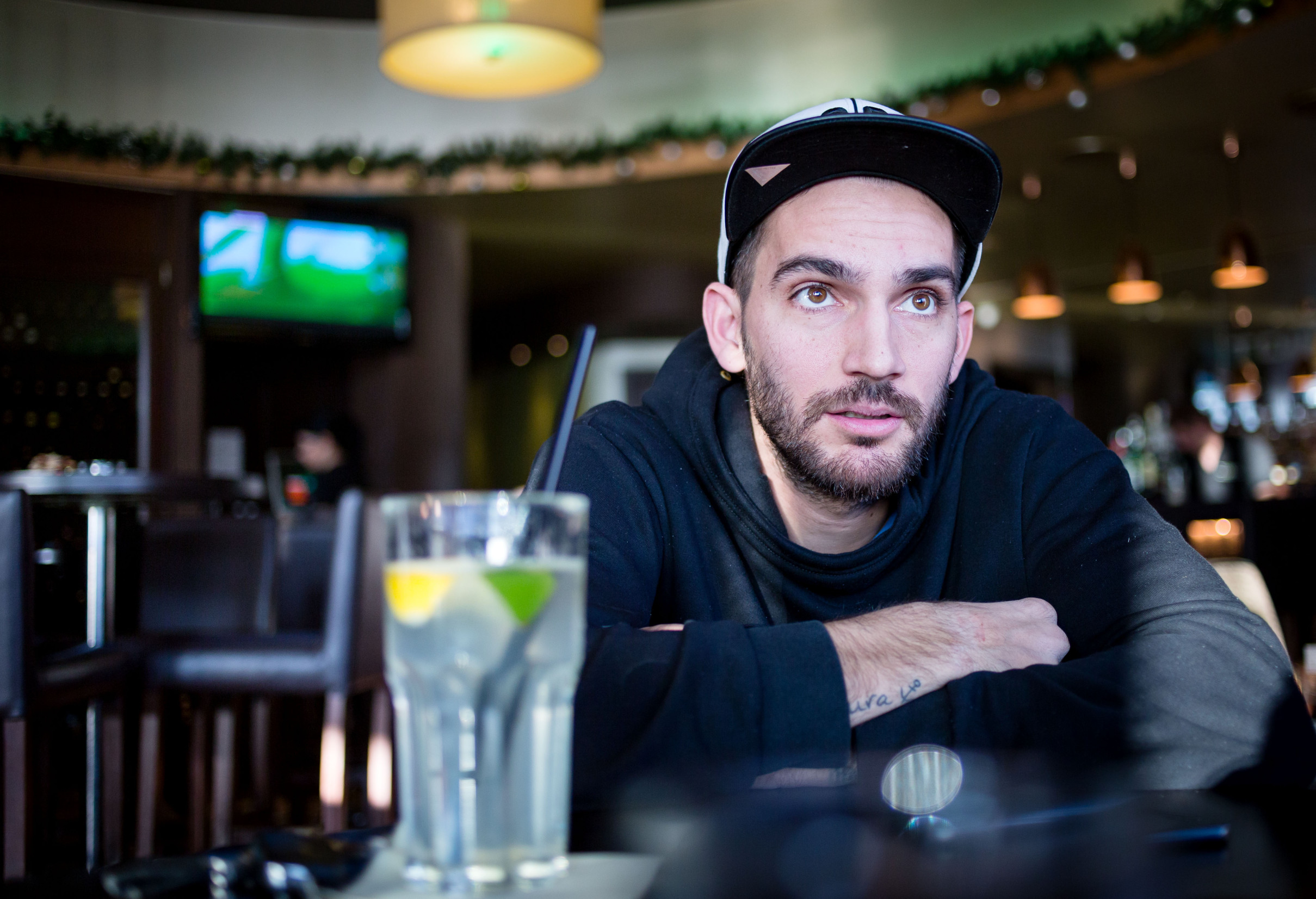 Raper a stand-up komik Bekim Aziri: Na ruke mám vytetované „Nezabudni ...