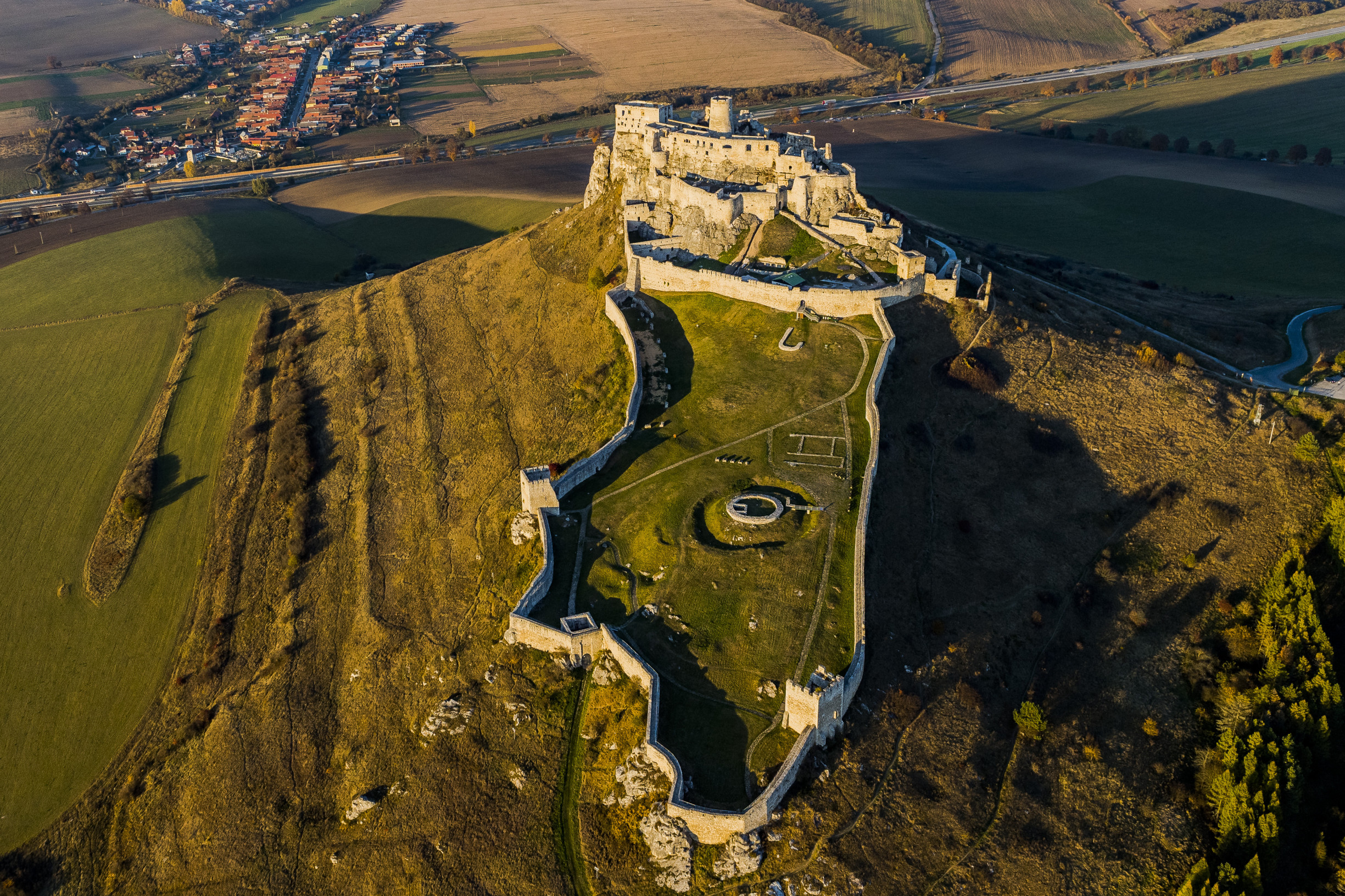 Spoznáte slovenské hrady na leteckých fotografiách? — Denník N