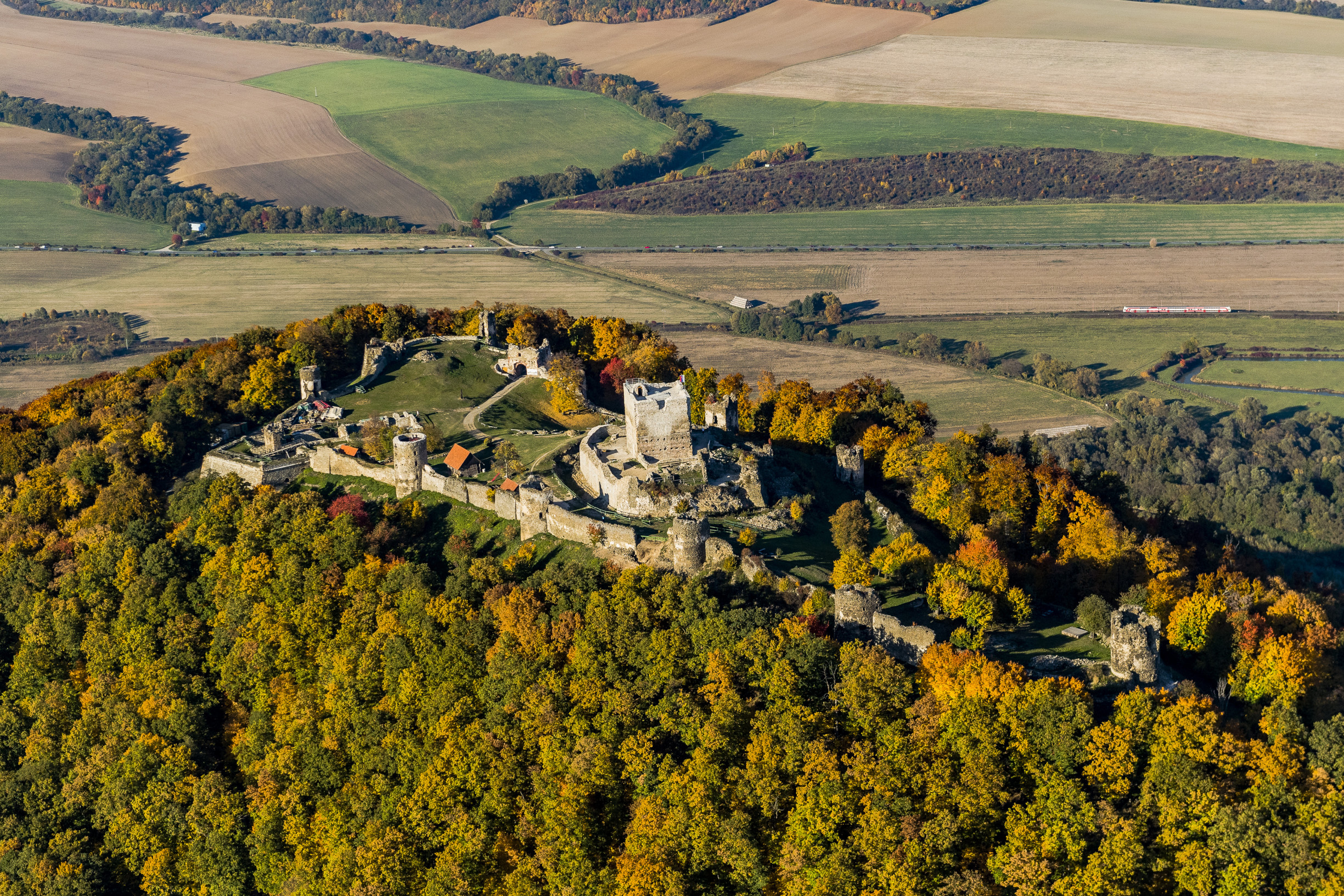 Spoznáte slovenské hrady na leteckých fotografiách? — Denník N