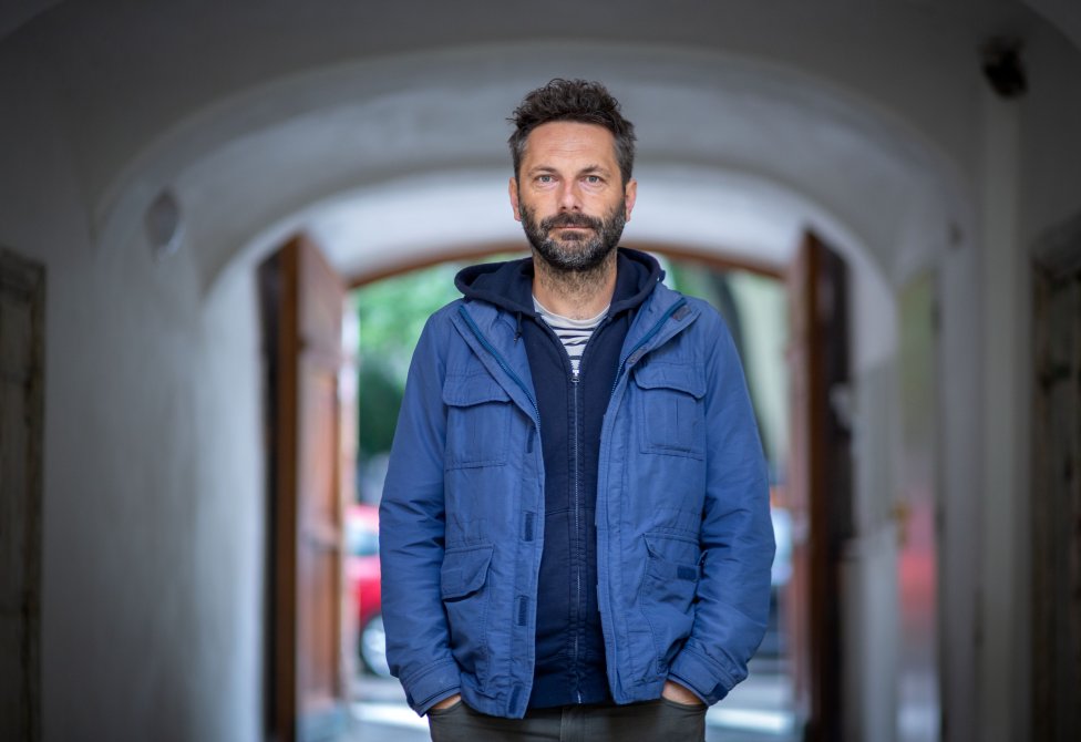 Aj tí najlepší sa občas cítia, akoby stáli na okraji, hovorí filmár a ...