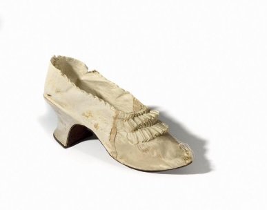 Biela hodvábna črievička, ktorá patrila