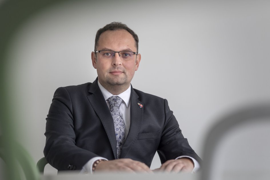O vláde rozhodne jeden hlas, vraví v rozhovore konzervatívny nezaradený ...