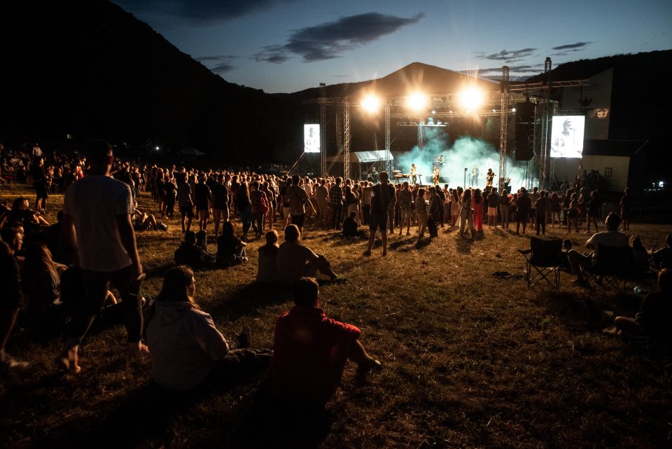 Beton.Hofi és Rúzsa Magdi Gombaszögön – a ’90 előtt születettek ingyen ...