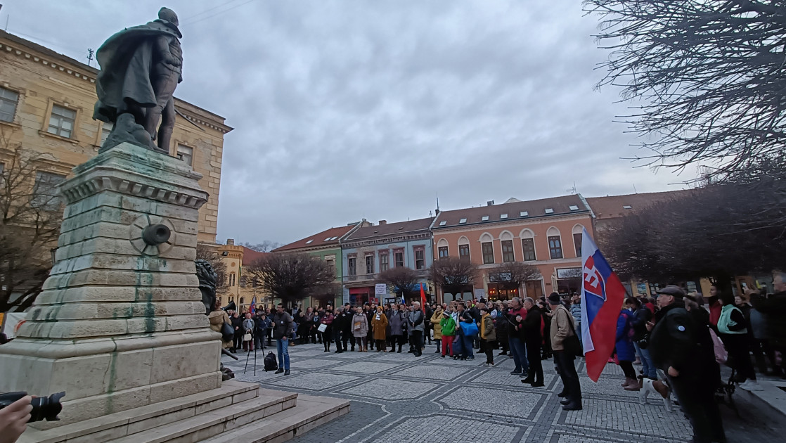 A komáromi Klapka téren egyre több az ember a béketüntetésen – de úgy ...