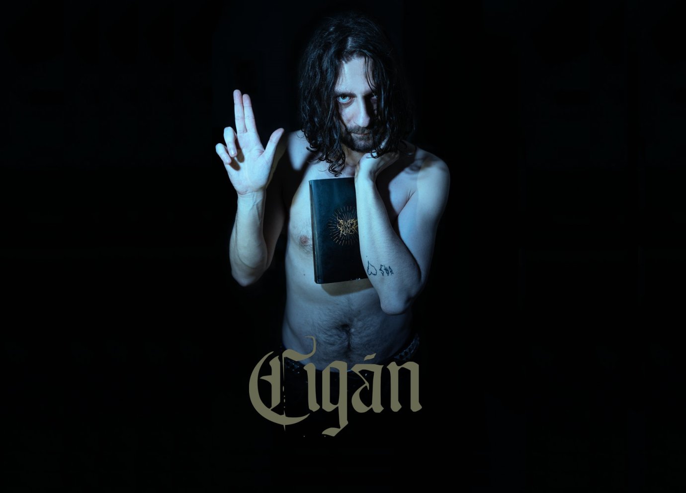 Naštvanosť, depky, ale aj terapia, rap a gitary. Cigán je album, aký na ...