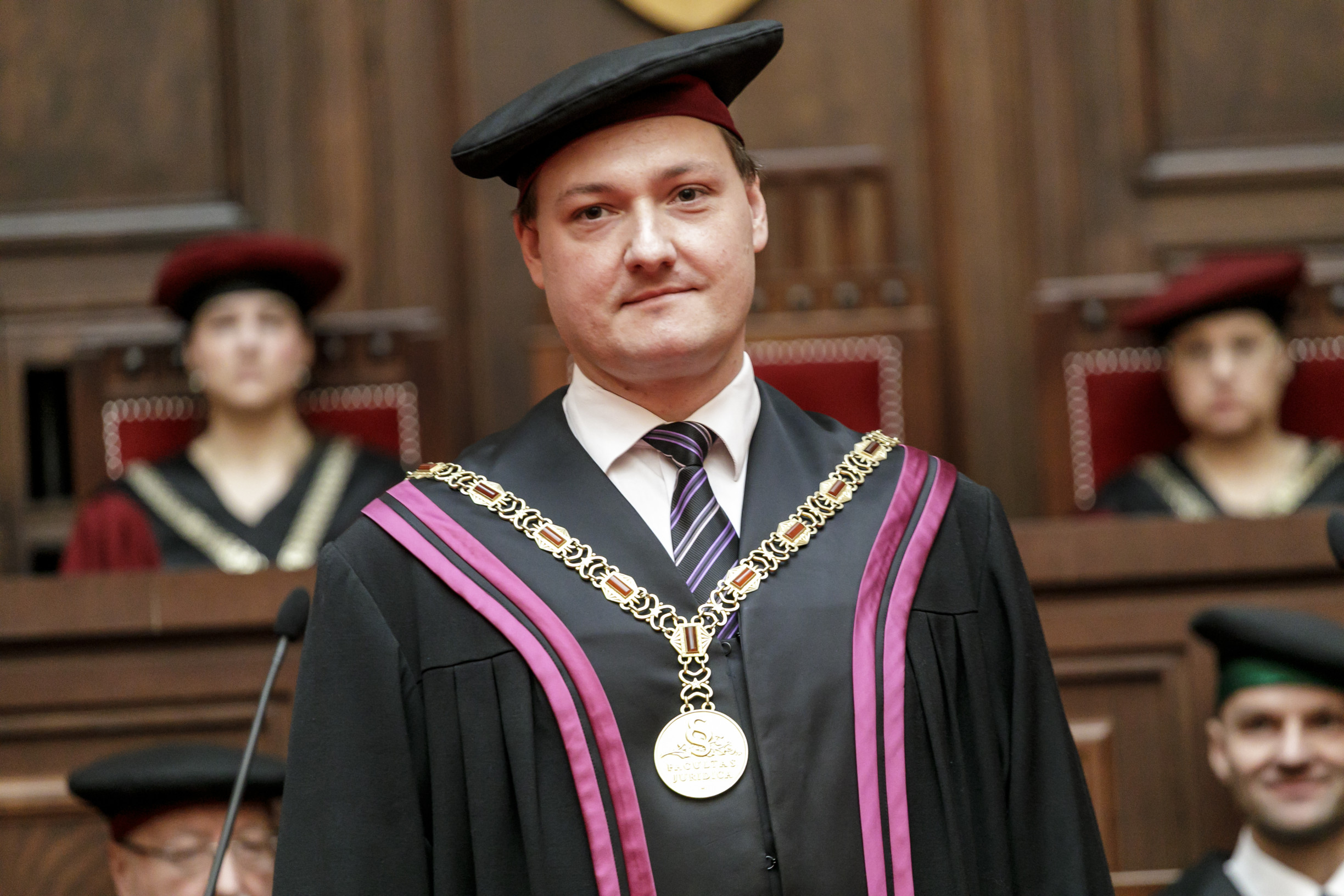 Dekanov talár je utkaný z hanby a jeho insígnie sú z trápnych lží ...