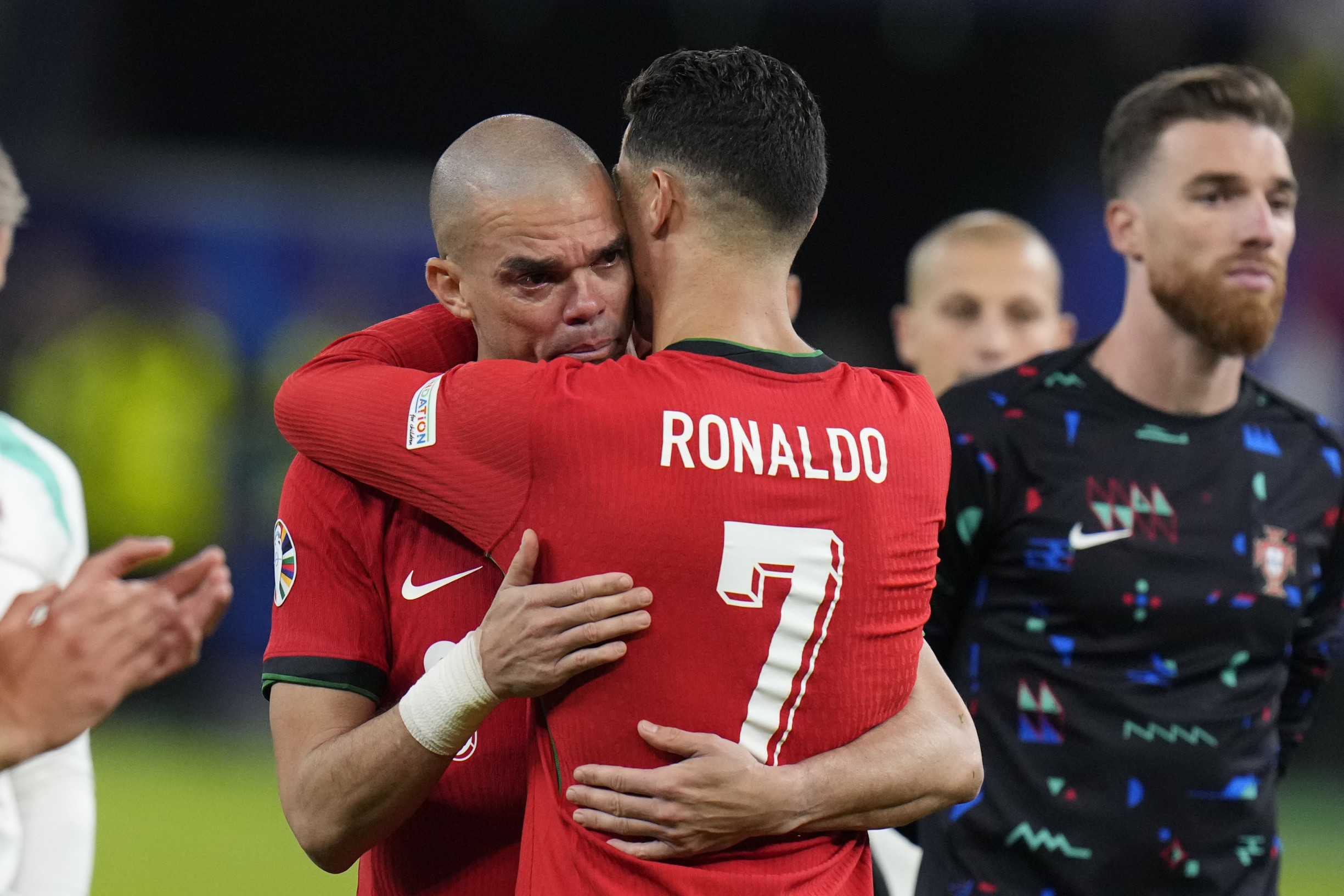 Keď oznámili hráča zápasu, Cristiano Ronaldo krútil hlavou. Dva obrázky ...