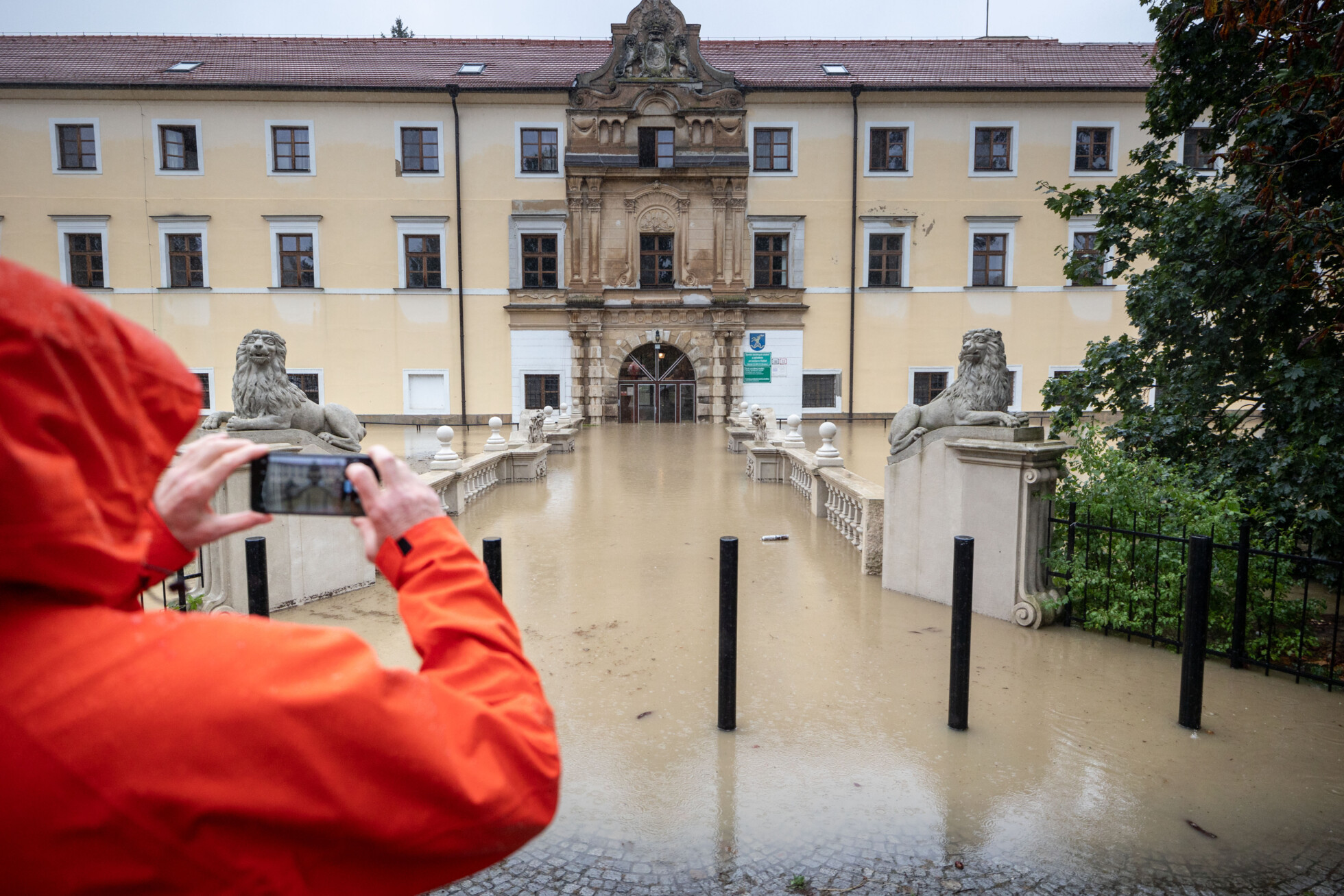 Reportáž zo zaplavenej Stupavy: ľudia zachraňujú domy a autá a chystajú ...
