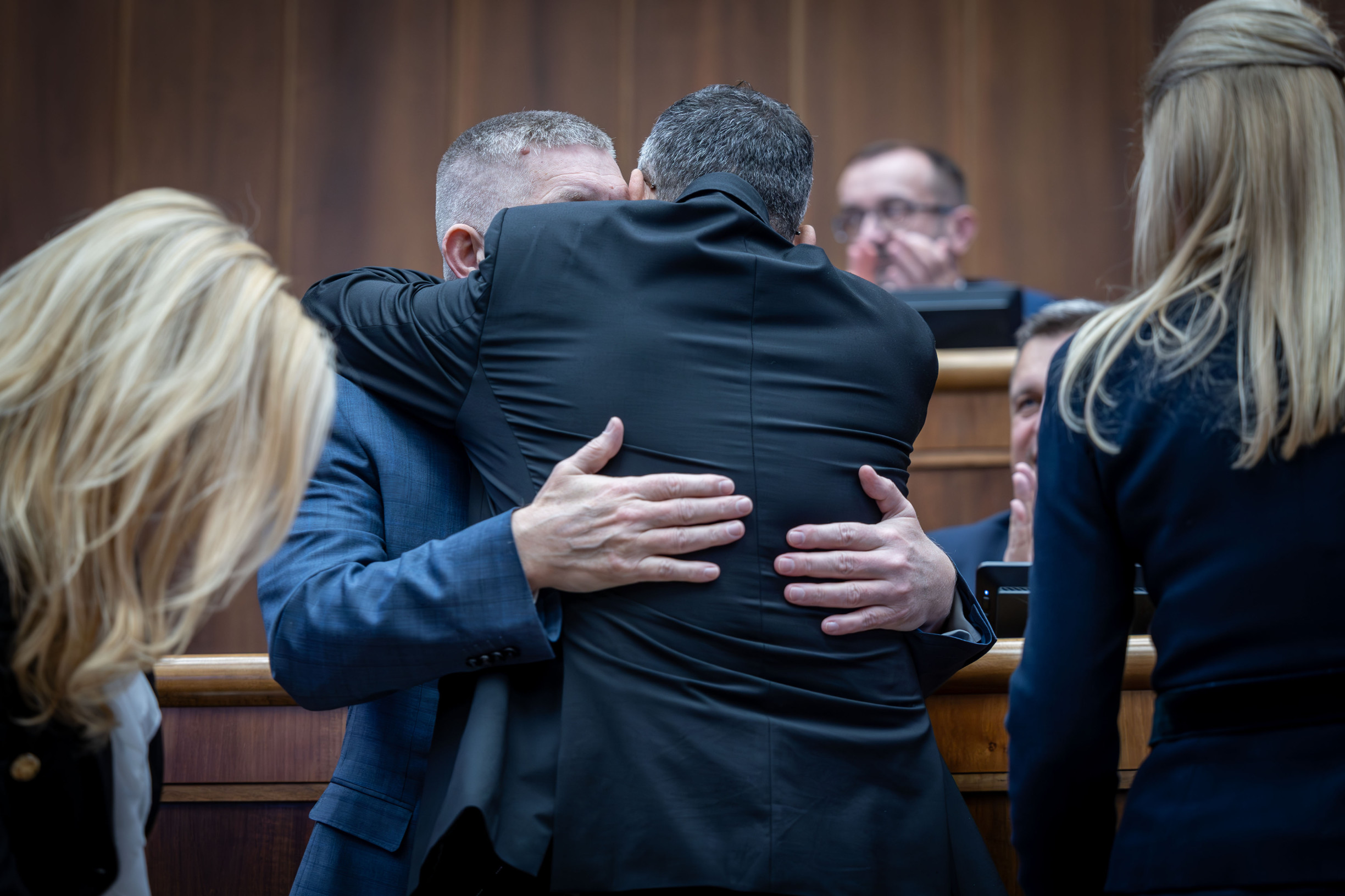 Opoziční poslanci sa sťažujú, že im Robert Fico ukázal v rokovacej sále ...